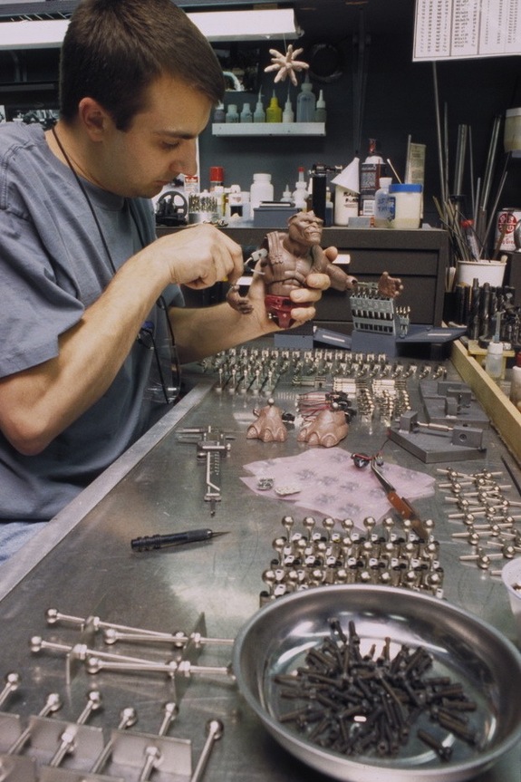 SMALL SOLDIERS Behind-the-Scenes: Rehearsing the puppet battle between ...